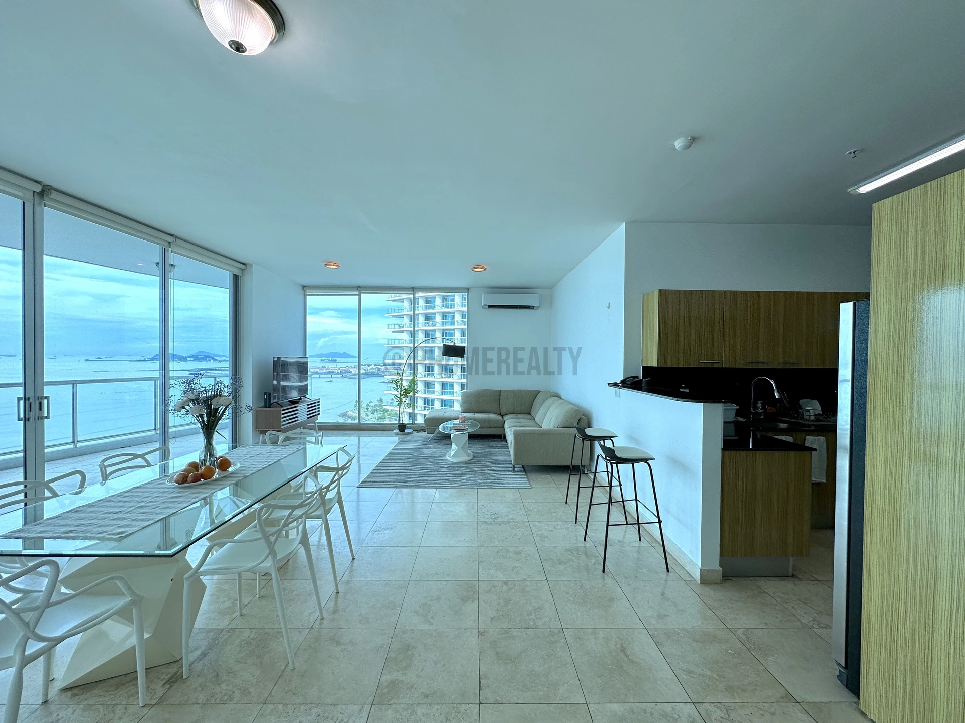 Spacious apartment with ocean views and excellent location on Avenida ...